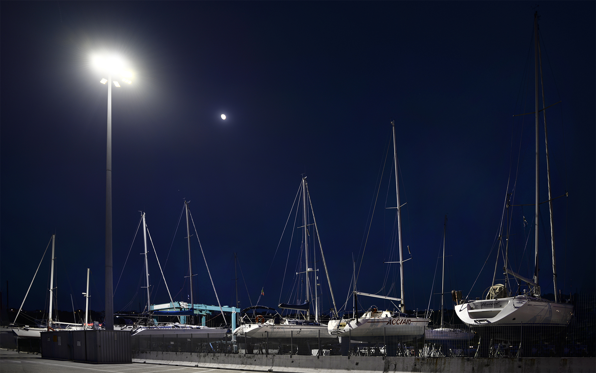Ports and intermodal LED lighting: tourist and commercial seaports